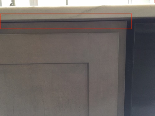 Gap between countertop and cabinets: how to shim