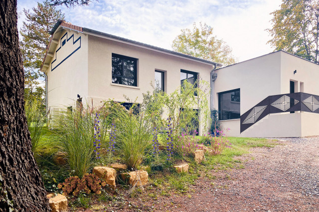 Fleurieu-sur-Saône - UNE MAISON DANS LA NATURE - Contemporary - Garden ...