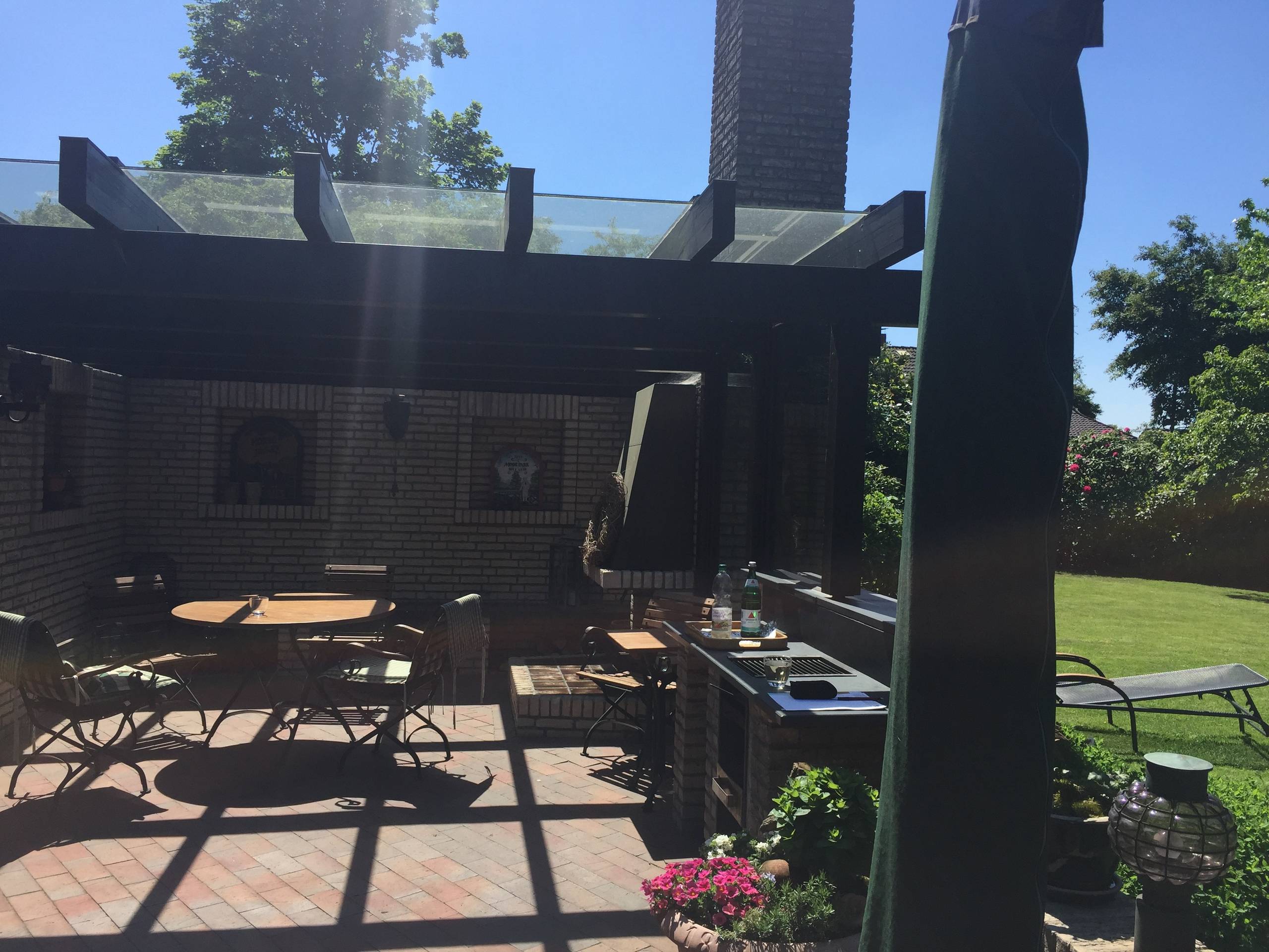 Terrassen-Make-over: Ein schwebender Grill für den Grillmeister