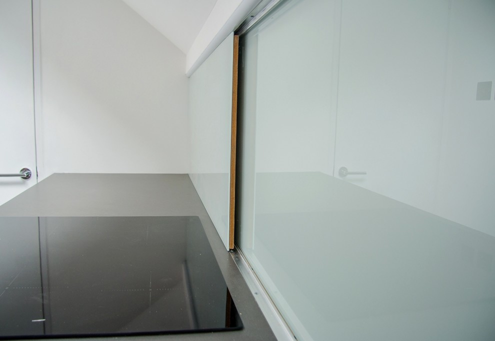 "SLIDING GLASS" Kitchen splashback by CreoGlass Design - Hertfordshire ...