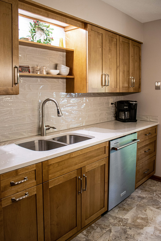 Toffee Stain Shaker Door Kitchen with Calacatta Valetin Quartz ...