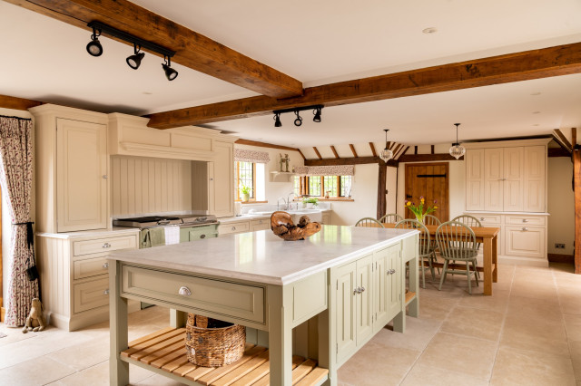 Traditional Shaker Kitchen with Period Features - Klassisk - Kök ...
