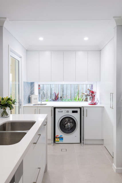 Practical Kitchen and Laundry at The Gap - Moderno - Cocina - Brisbane ...