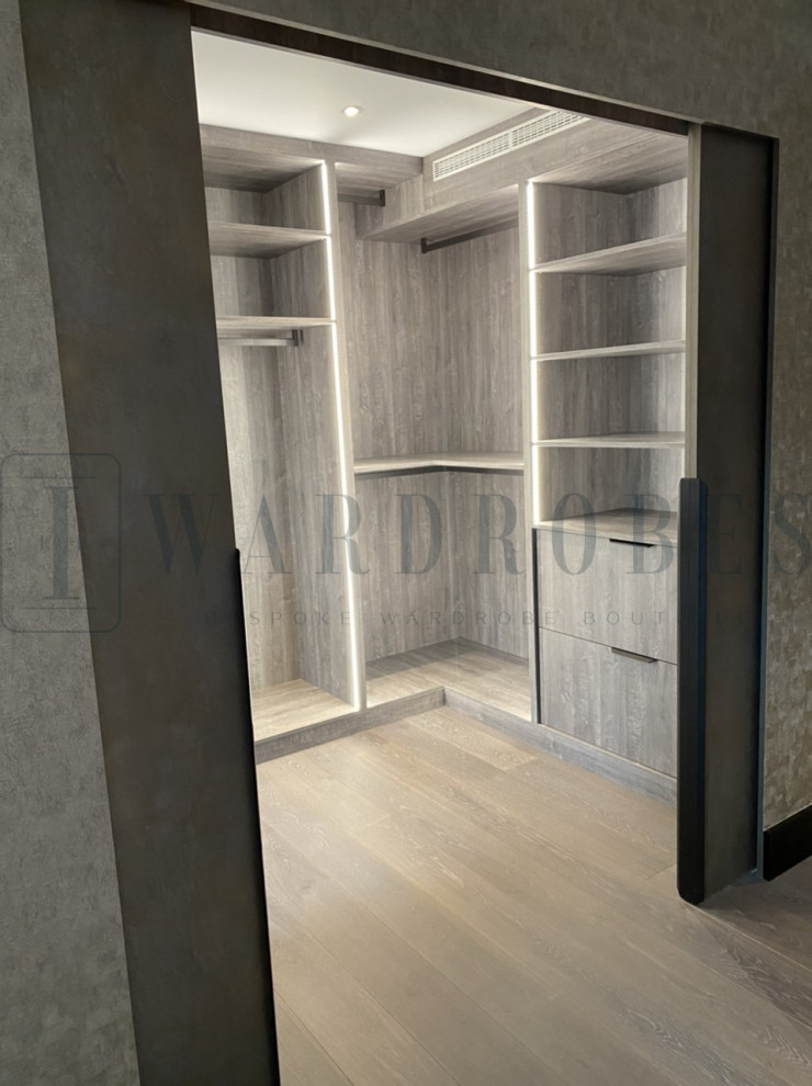 Bespoke walk-in wardrobe with sliding entrance doors - Modern ...