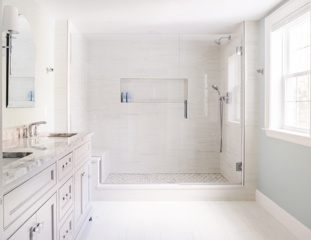 Spa-like master bathroom with oversized shower - Clásico renovado ...