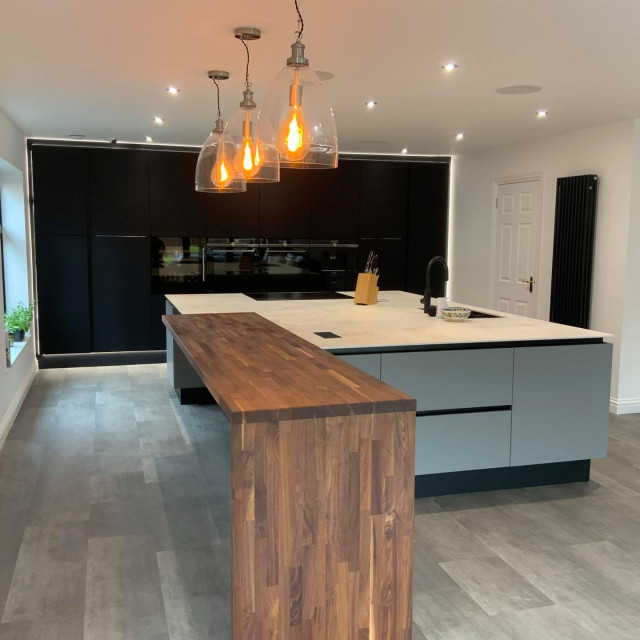 Large impressive island with timber breakfast bar - Contemporary ...