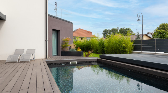 Un espace piscine et détente intégré au jardin - Trendy - Pool - Paris ...