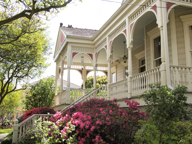 My Houzz: Art and Antiques in a Louisiana Center-Hall Cottage