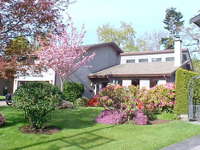 Modern facelift on 1980 split level rancher.... Ideas.