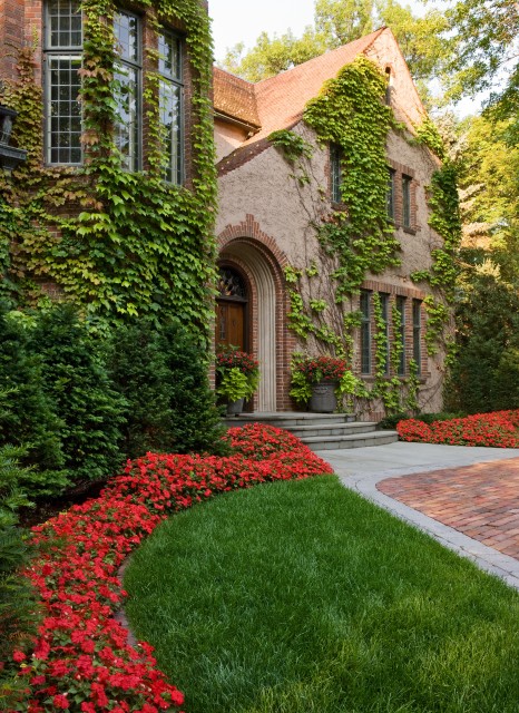 5 Ways to Plant a Big Kiss of Red on Your Landscape