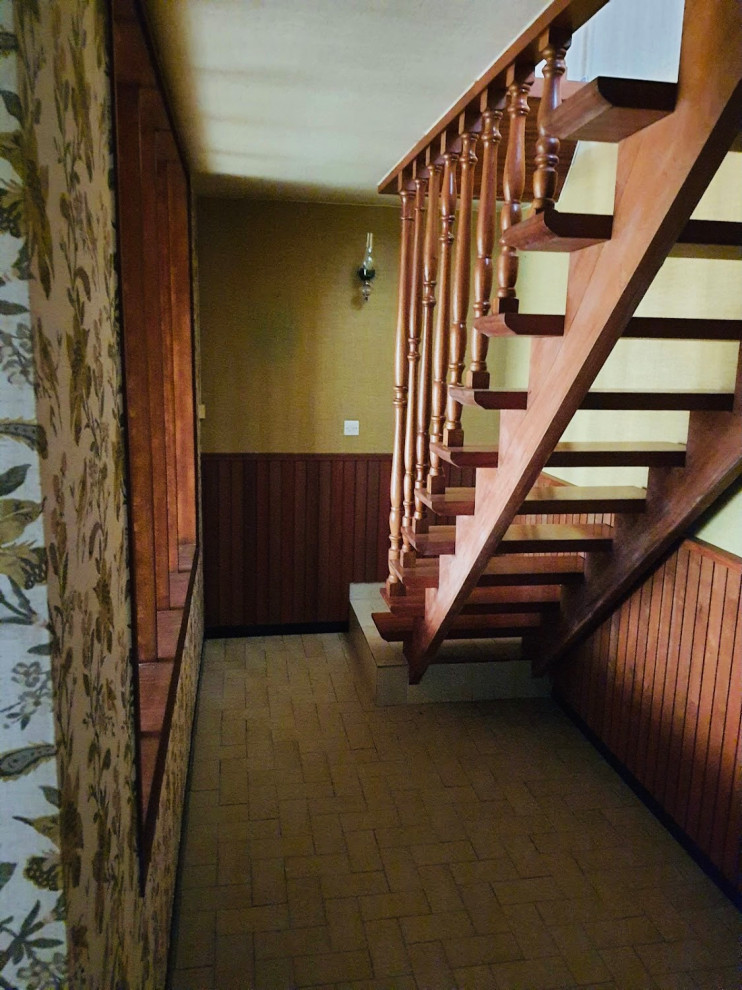 Coin escalier avant rénovation - Midcentury - Staircase - Dijon - by ...