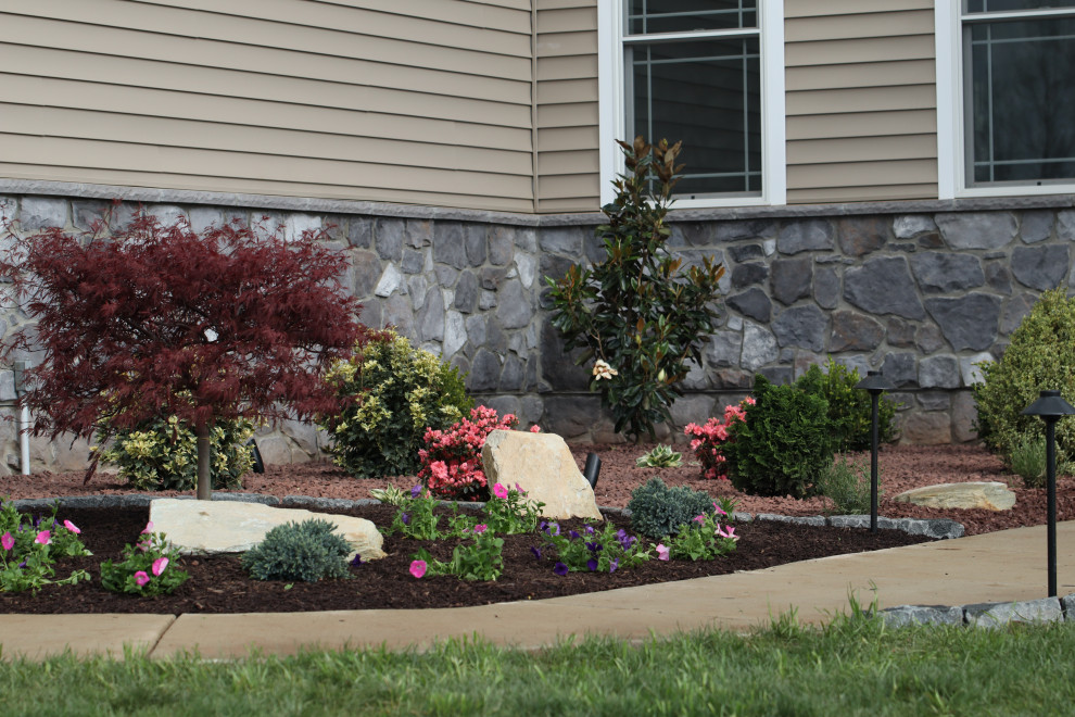 Landscape Planting, Lighting, and Using Red Tipple Stone - Modern ...