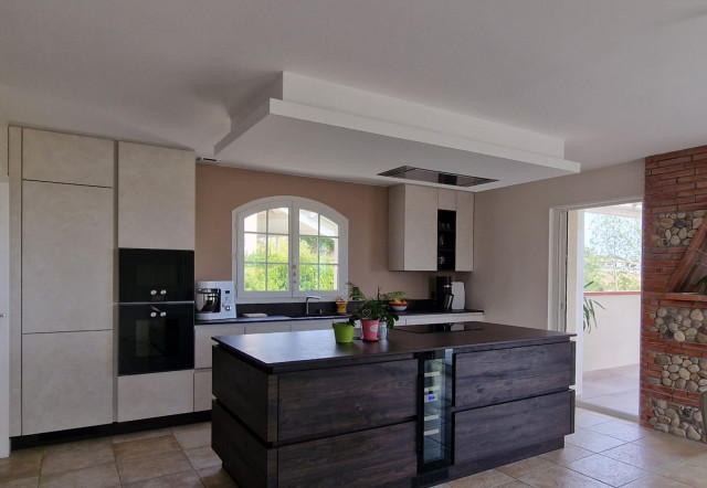 Cuisine laque beige et blanc et un dekton noir - Modern - Kitchen ...