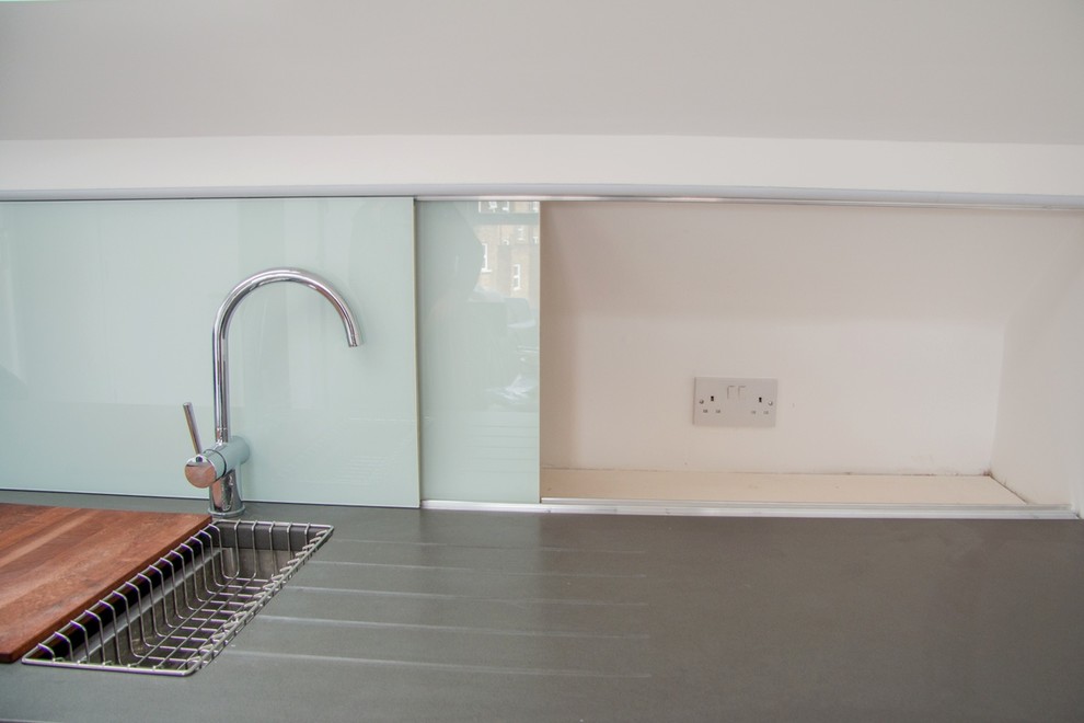 "SLIDING GLASS" Kitchen splashback by CreoGlass Design - Hertfordshire ...