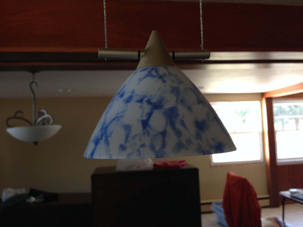 Need help identifying a lighting fixture for replacement shades