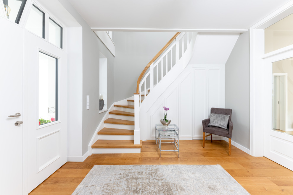 Eingestemmte Treppe in Weiß und Eiche - Staircase - Other - by User | Houzz