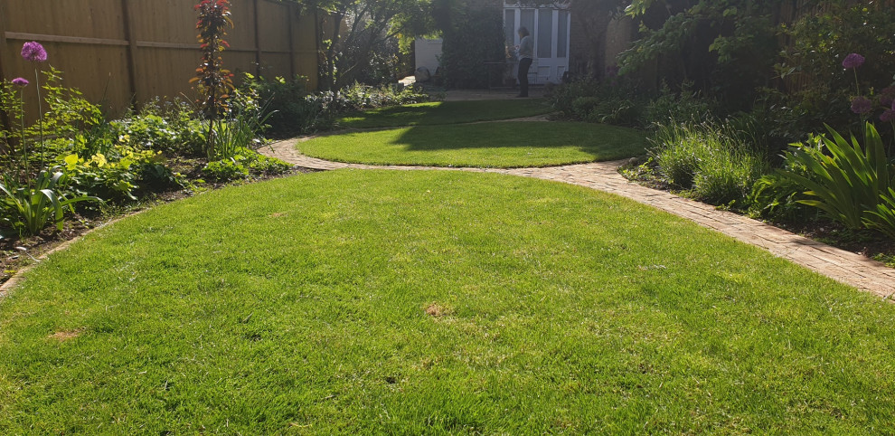Chiswick Long Garden with Lawn Definition - Garden - London - by Breeze ...