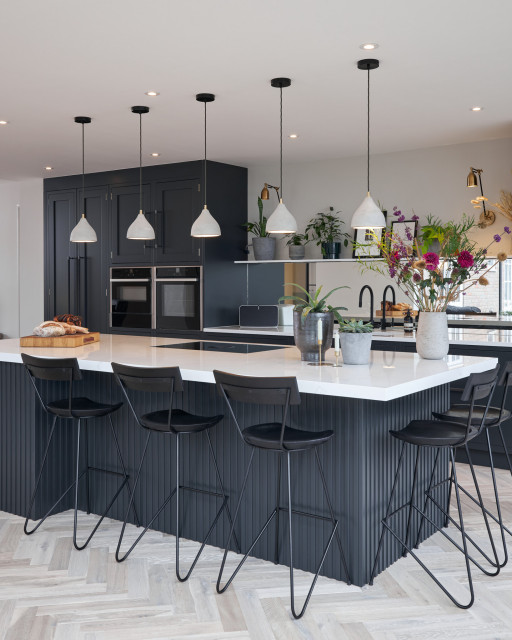 Sophisticated Black Bespoke Shaker Kitchen - Modern - Kitchen - London ...