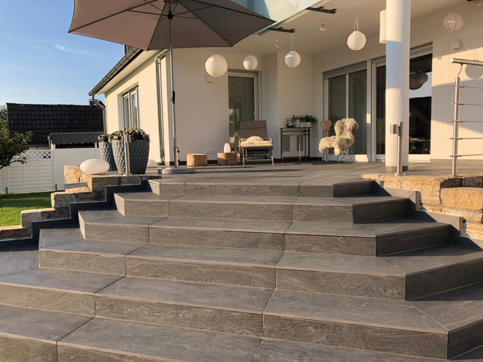 Terrasse mit großer Treppe in den Garten - Staircase - Dortmund - by ...