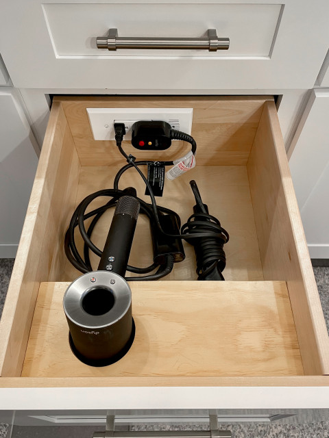 Bathroom Vanity In-Drawer Outlets - Moderno - Stanza da Bagno - San ...