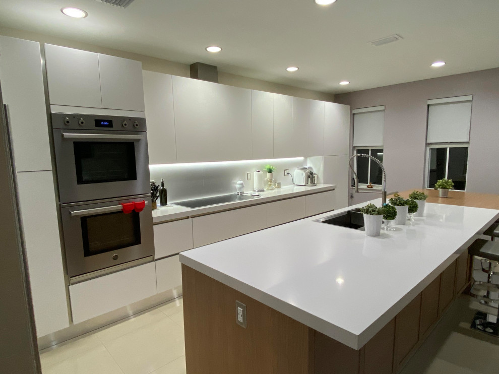 Modern kitchen design with integrated dining table - Modern - Kitchen ...