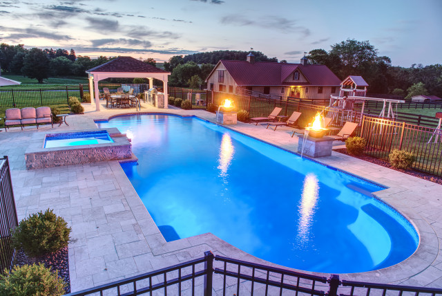 Custom Inground Pool With Firebowls Spa And Pergola Moderne