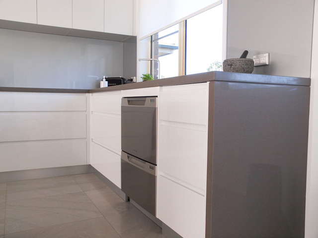 Modern "Shadowline Handle-less style" with 40mm P/R edge Stone bench ...