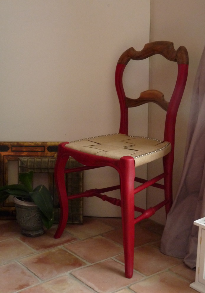 Chaise provencale ancienne "Manon" en noyer massif patiné - Vendue ...