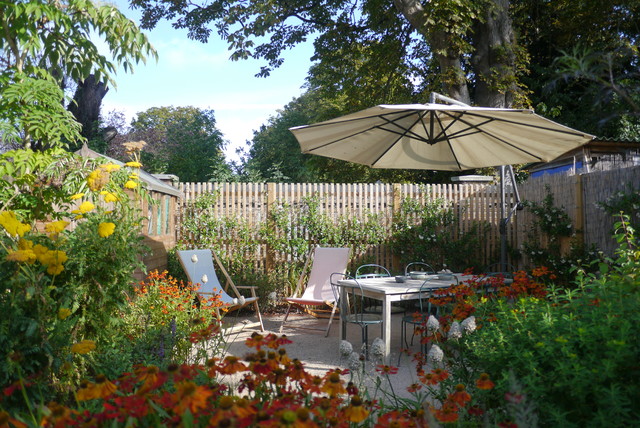 Garden Tour: A Small, Lush Retreat with Secluded Seating Areas | Houzz UK
