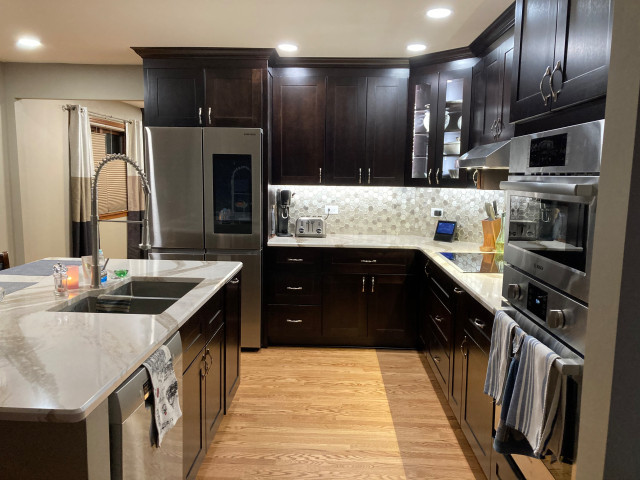 Transitional Kitchen Remodel Done in a Mocha Color - Clásico renovado ...