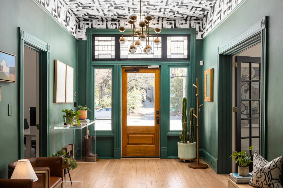 Forest green entryway project with wallpapered ceiling - Rétro - Entrée ...