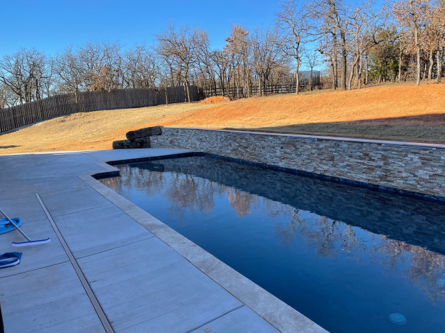 Custom pool with elevated back wall and LED Waterfalls - Sud-Ouest ...