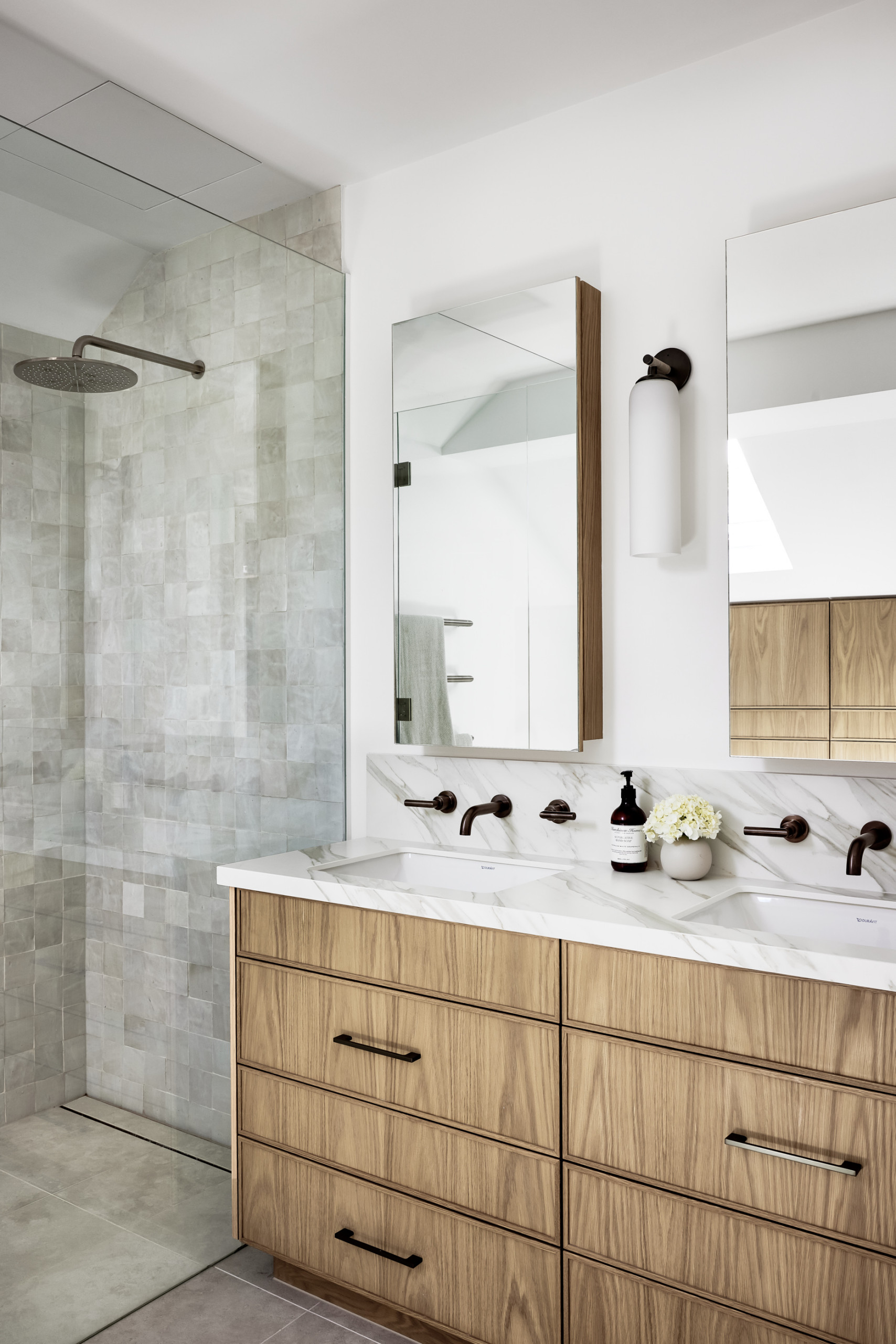 Houzz Tour: A Dark, Chilly Home Made Warm and Inviting | Houzz IE