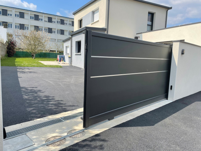 Pose d'un portail coulissant en aluminium - Modern - Rennes - by User ...
