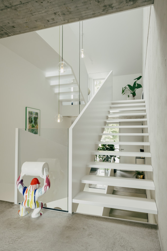 Split-Level-Treppe mit brüstungshohen Wangen - Contemporary - Staircase - Stuttgart - by ...