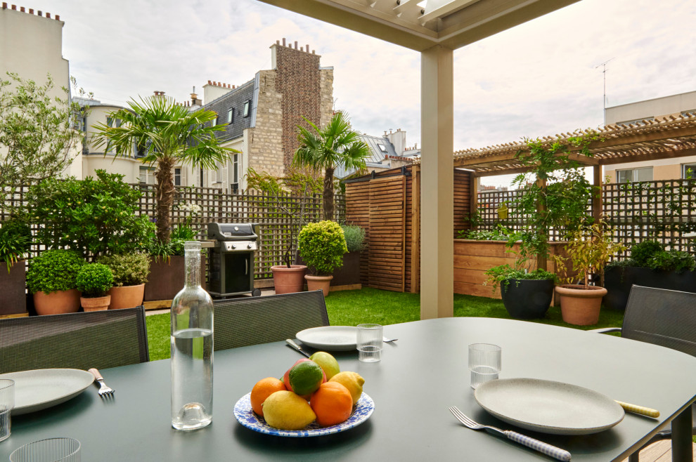 Pergola autoportée sur un toit terrasse à Paris - Transitional - Patio ...