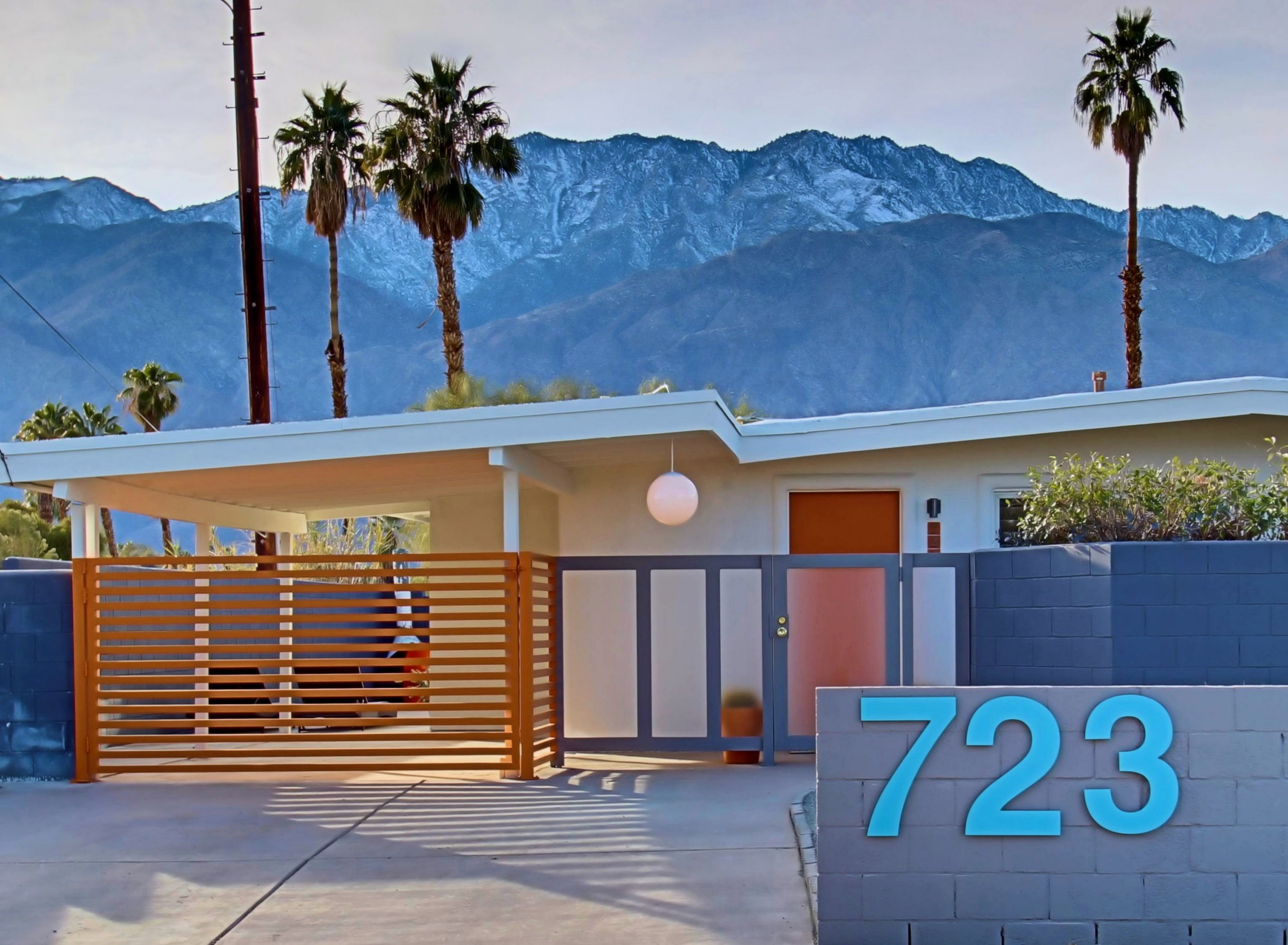 Houzz Tour: Color Returns to a Palm Springs Home With a View