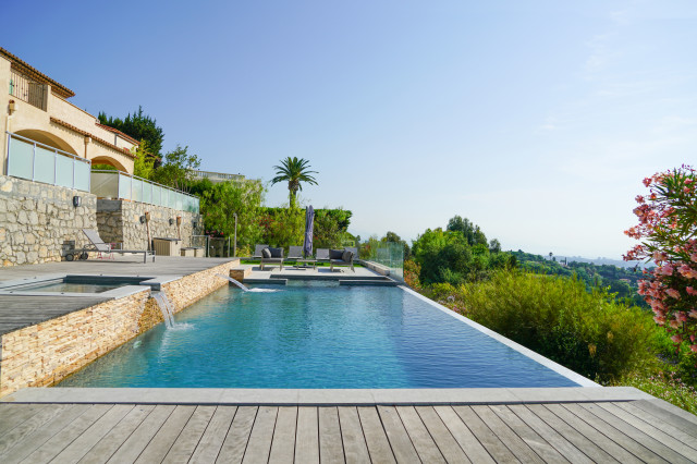Réalisation d'une piscine rectangulaire à débordement - Modern - Pool ...
