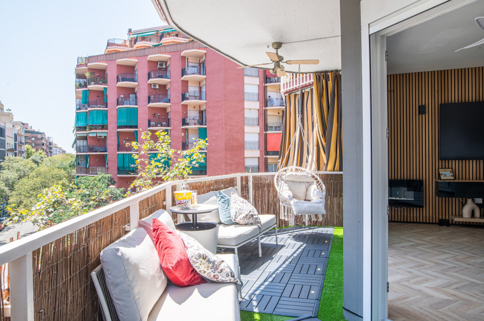 Vista Interior desde la Terraza: Salón con Palillería y Chimenea ...