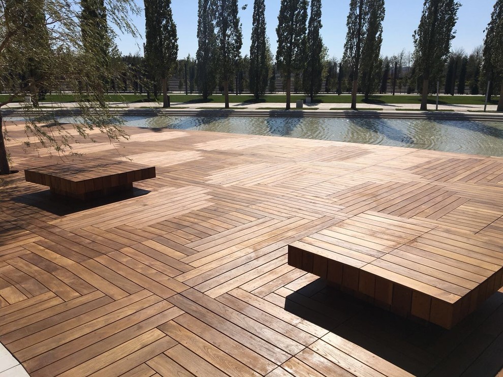 Настил палубы у бассейна в городском парке у стадиона Краснодар Арена ...