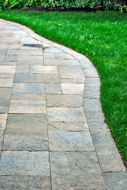 Curved patio edge with Columbia Slate patio stone - Contemporary ...