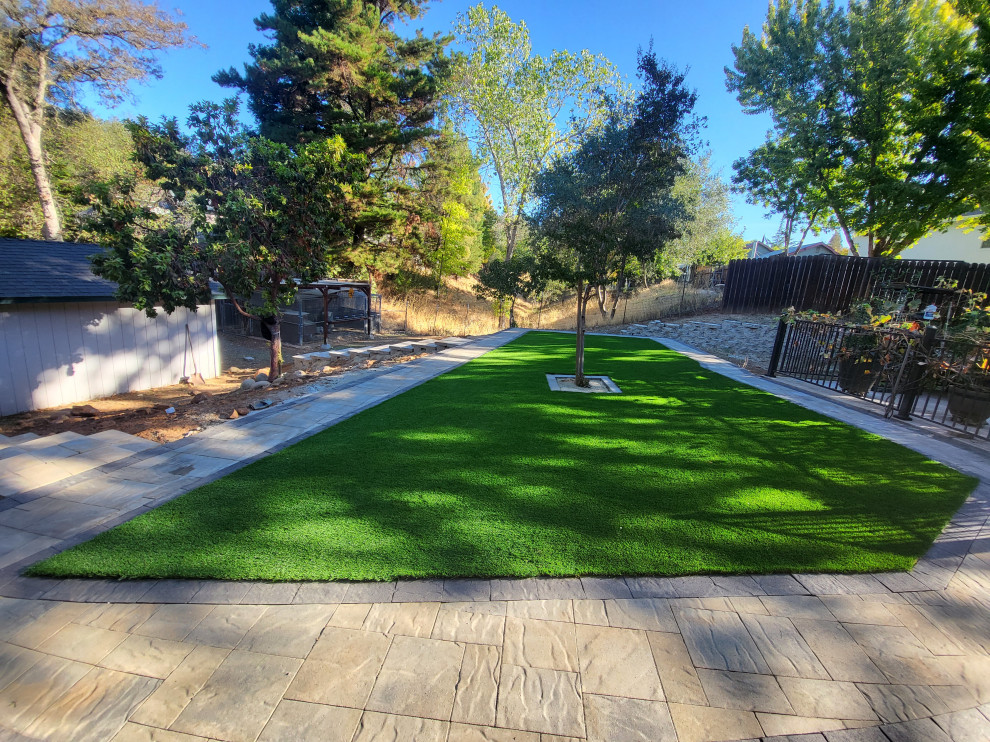 Arizona Platinum Spring Turf with Avalon Slate Pavers - Contemporary ...