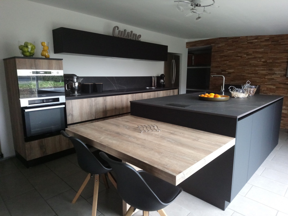 CUISINE CONTEMPORAINE SANS POIGNEE BOIS ET NOIR AVEC DEKTON KELYA ...