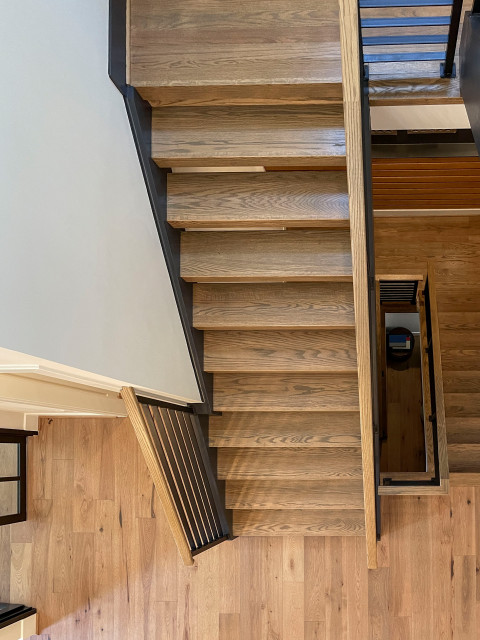 113_Floating Straight- Stringers with No Risers in Contemporary Home ...