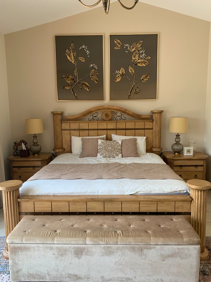 Bedroom high asymmetric ceiling.