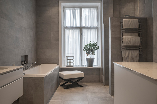 Badrumsinredning med klinker och smart förvaring