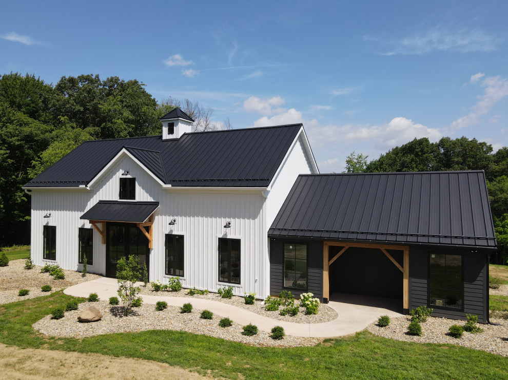 Beautiful Farmhouse with Metal Board and Batten - Campagne - Façade ...