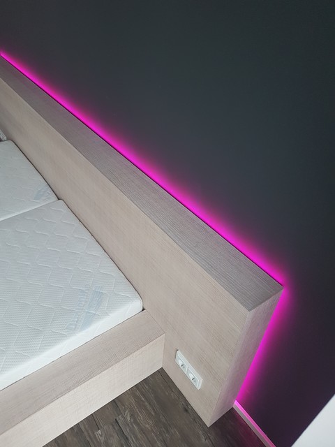 Bett mit indirekte LED-RGB Beleuchtung gefertigt aus Eiche Holz ...
