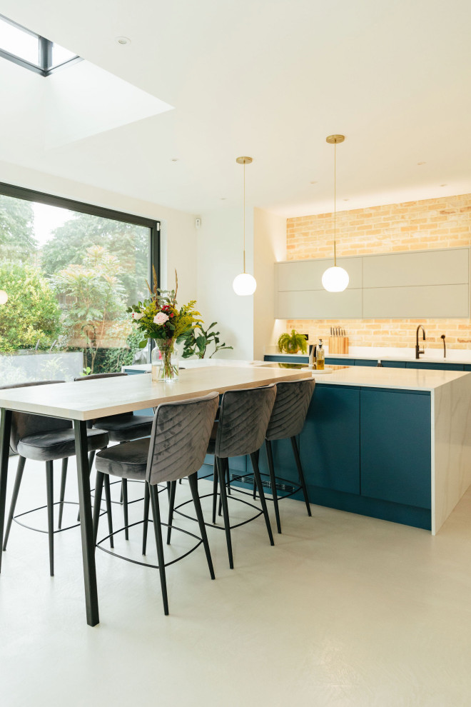 Modern traditional open plan kitchen with exposed brick - Küche ...