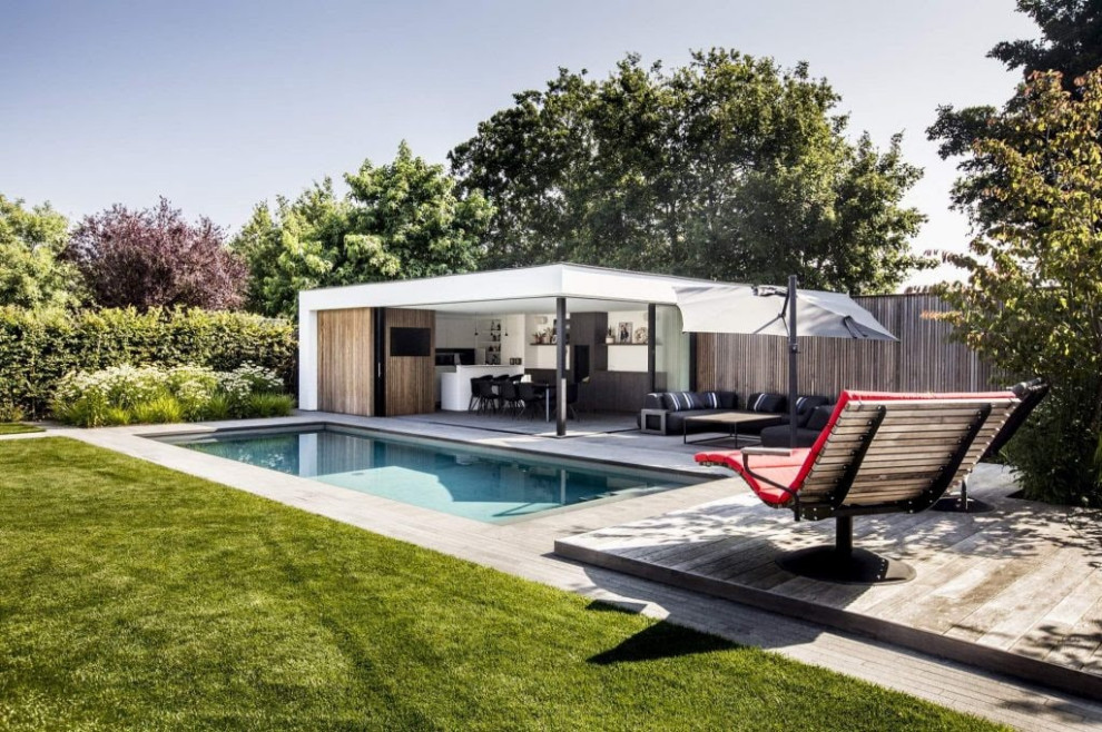 What is the brand of this design pool side swivel chair?